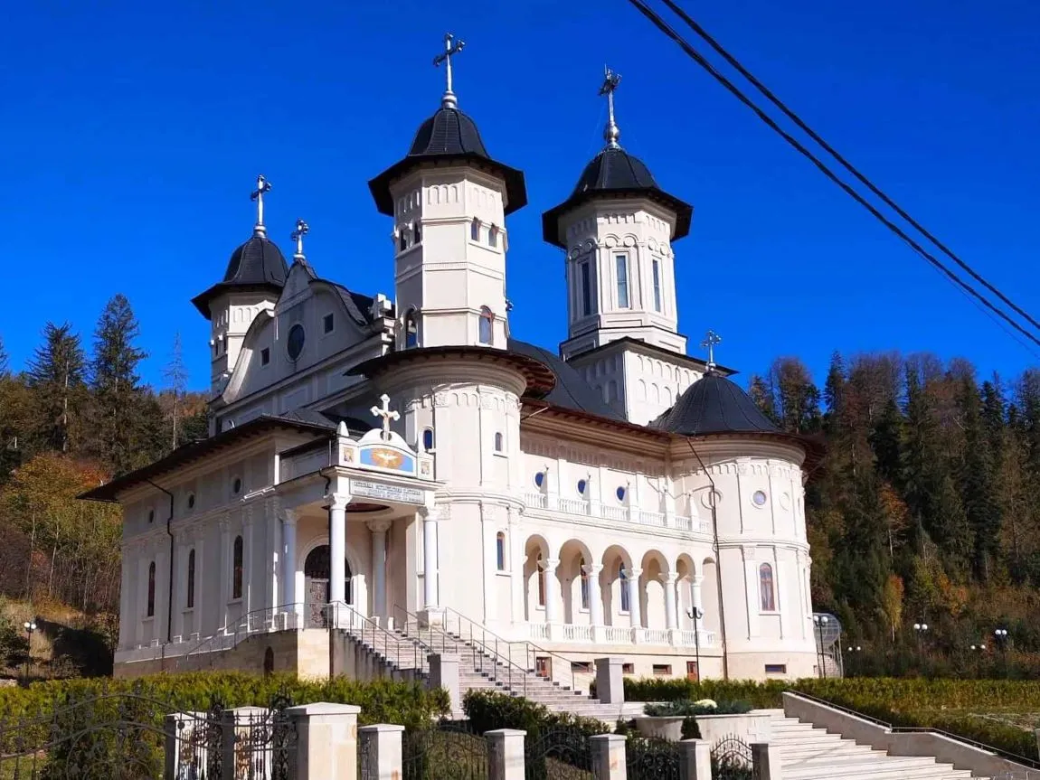 Mănăstirea Slătioara pe stil vechi – De ce este unică în România